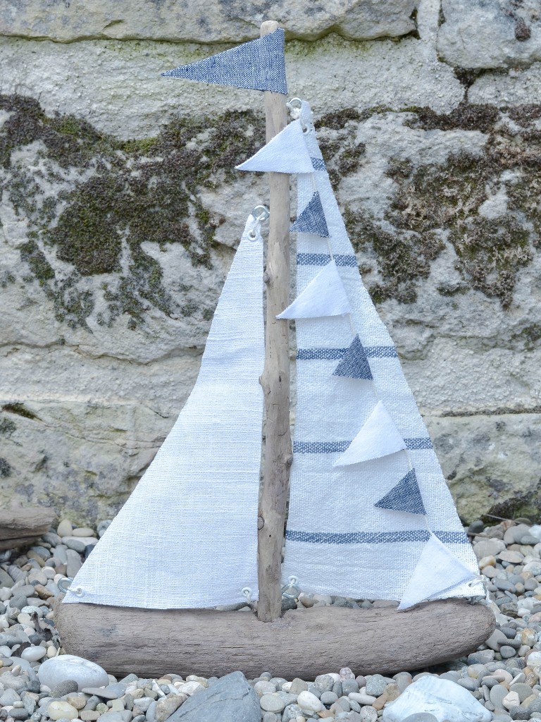 Maritime Dekoration: DIY Segelboote aus Treibholz